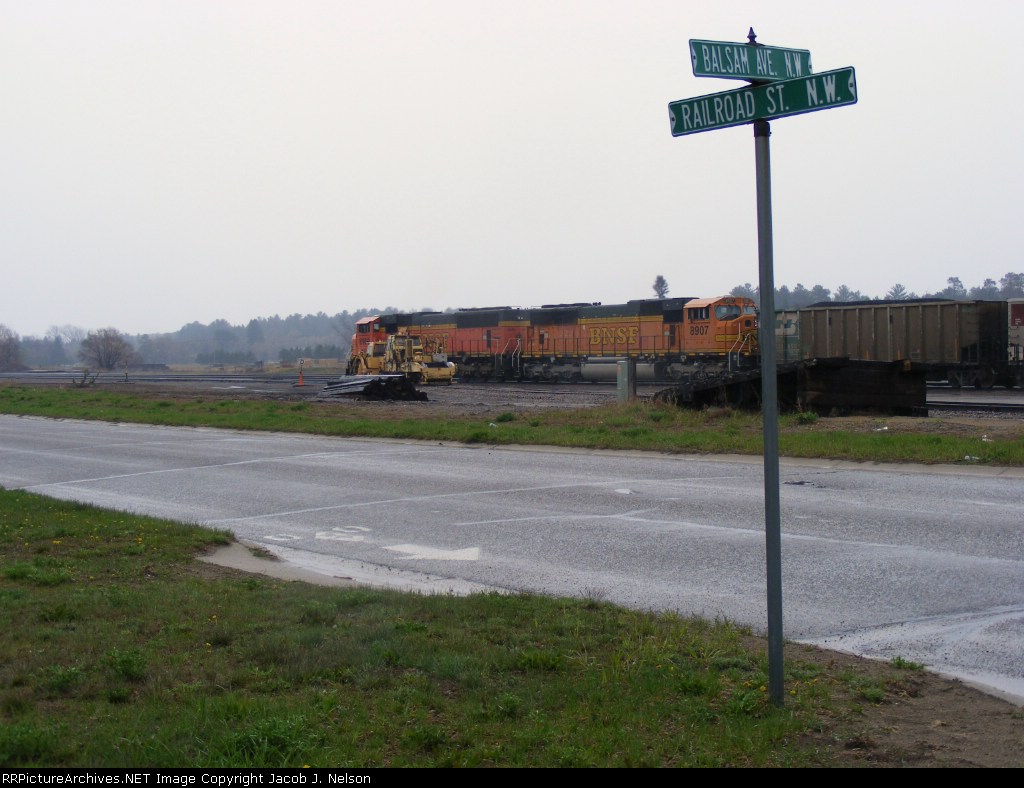 BNSF 8960 and BNSF 8907